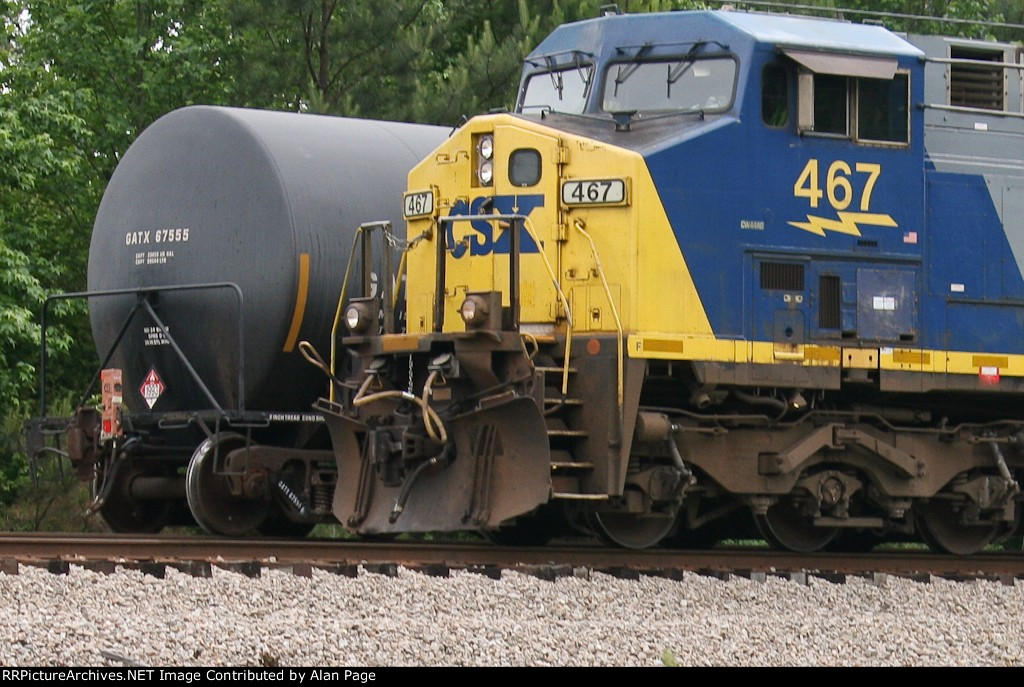 CSX CW44AC 467 waits for green